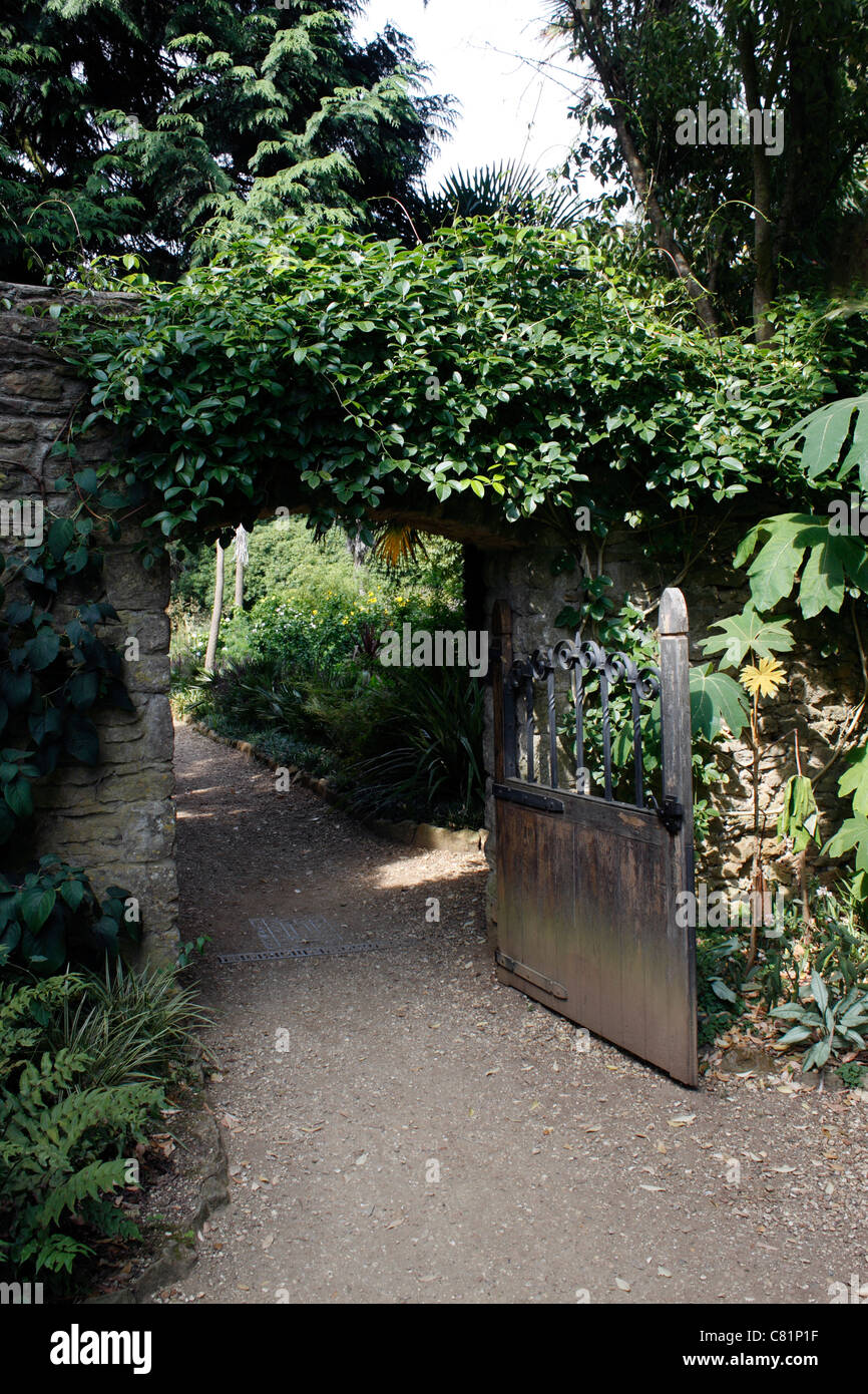 OPEN GARDEN GATE IN AN ENGLISH COUNTRY GARDEN Stock Photo - Alamy