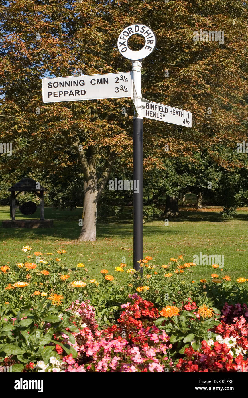 Rural signpost hi-res stock photography and images - Alamy