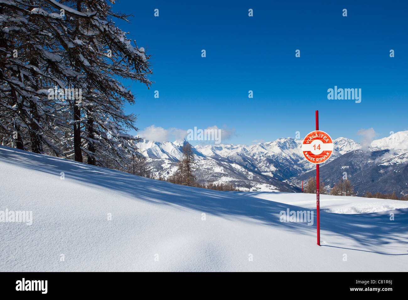 Piste marker and virgin snow, Via Lattea, Sauze d'Oulx, Piemonte, Italy ...