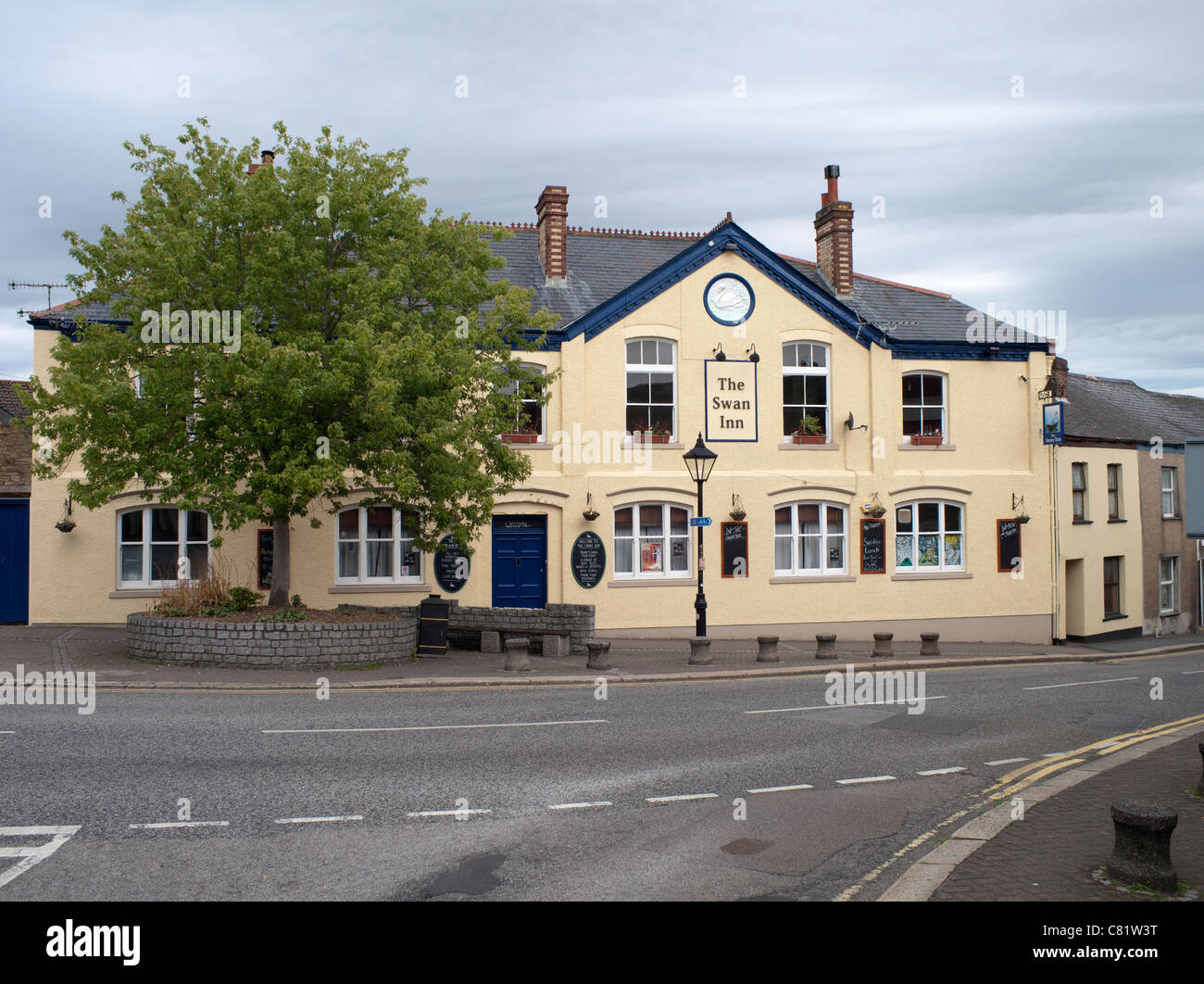Swan inn hi-res stock photography and images - Alamy