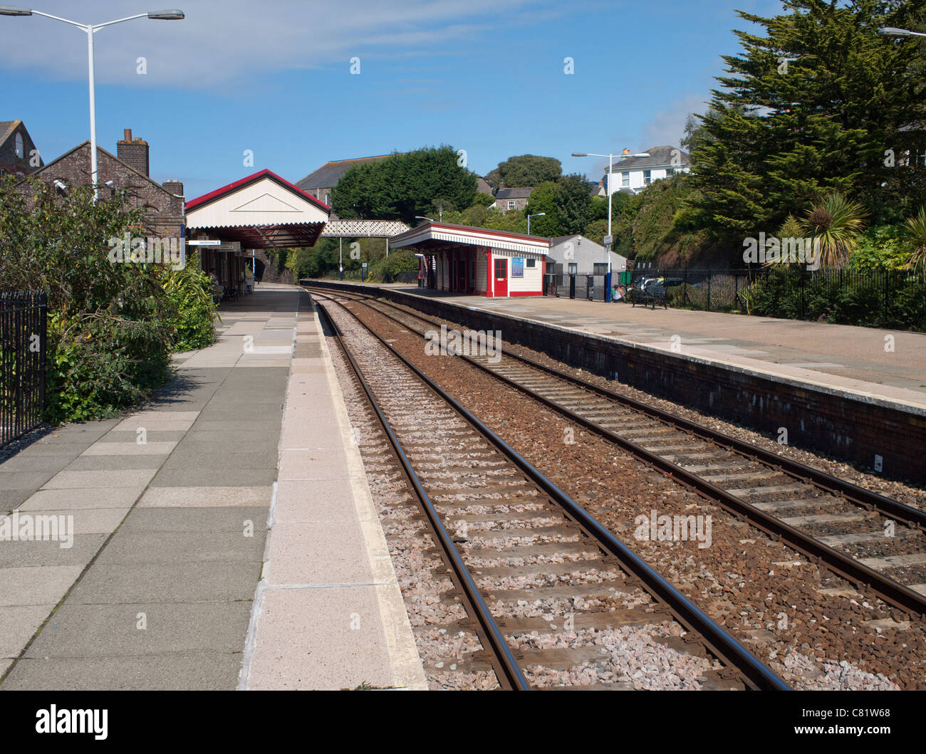 Railway station platform canopy hi-res stock photography and images - Alamy