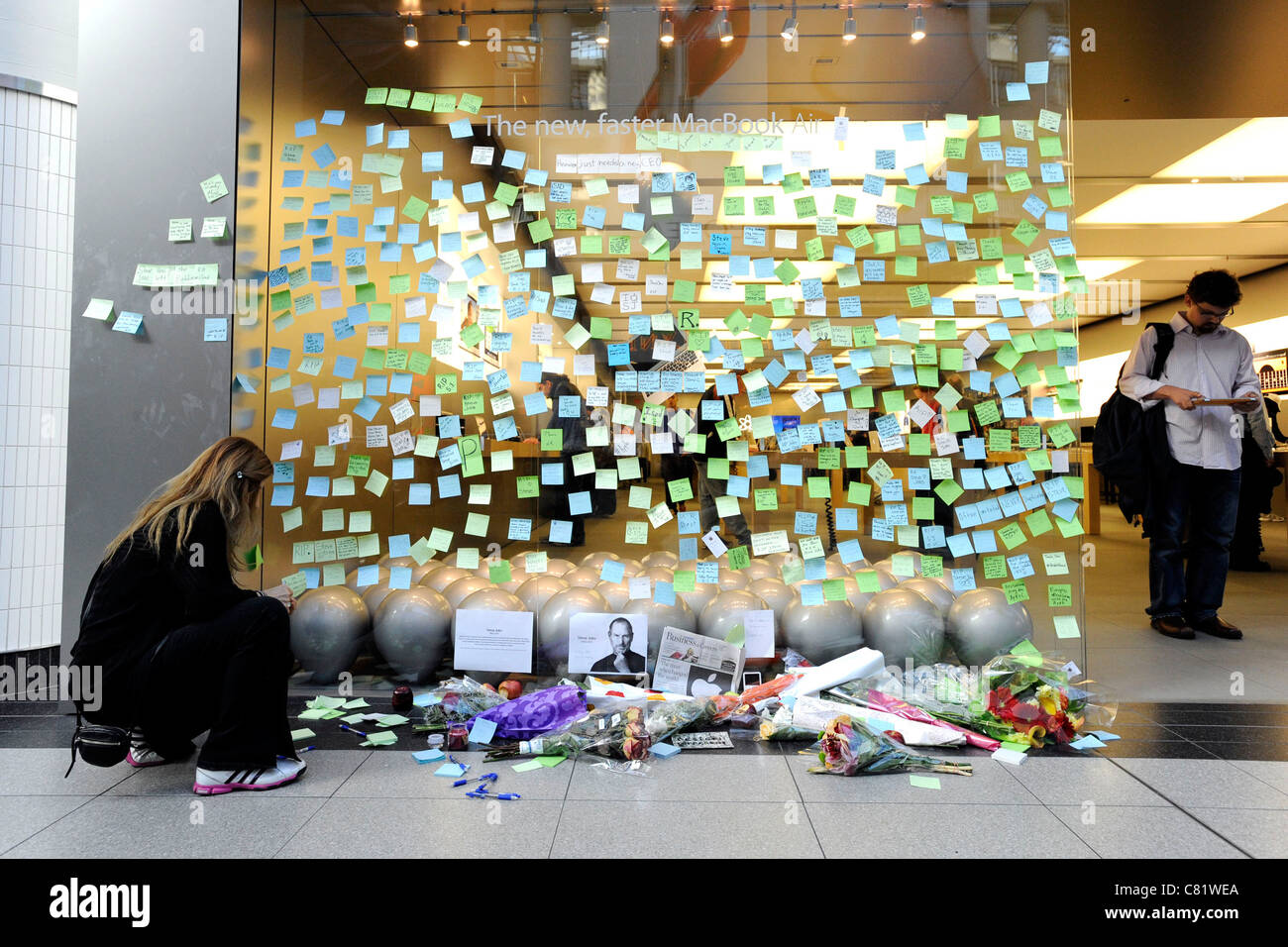 Apple fans pay tributes and mourn the death of Apple Inc. founder Steve ...