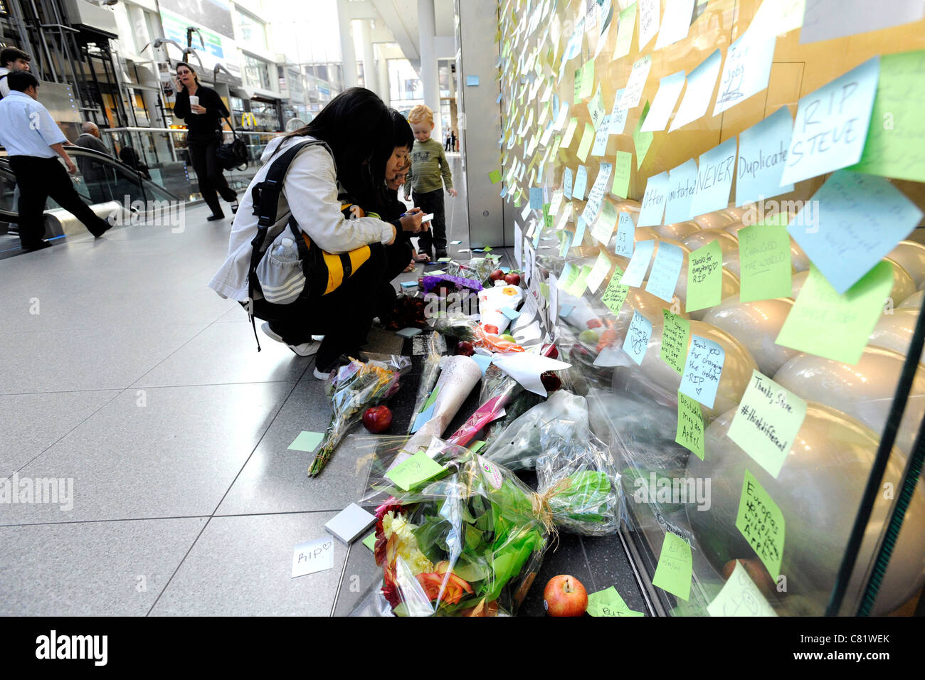 Apple fans pay tributes and mourn the death of Apple Inc. founder Steve ...