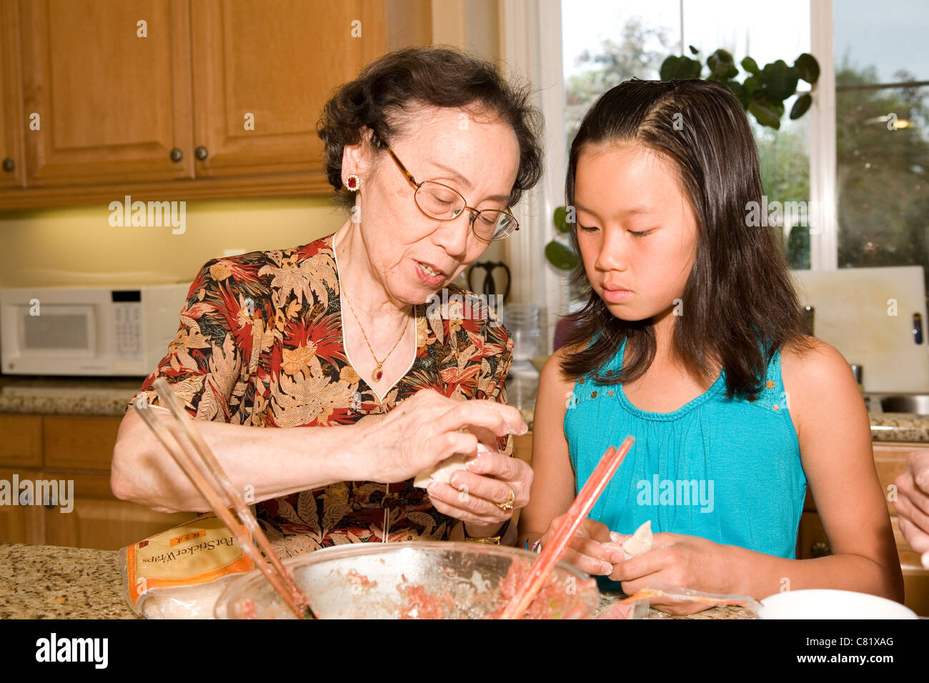 Chinese women cooking kitchen hi-res stock photography and images - Alamy