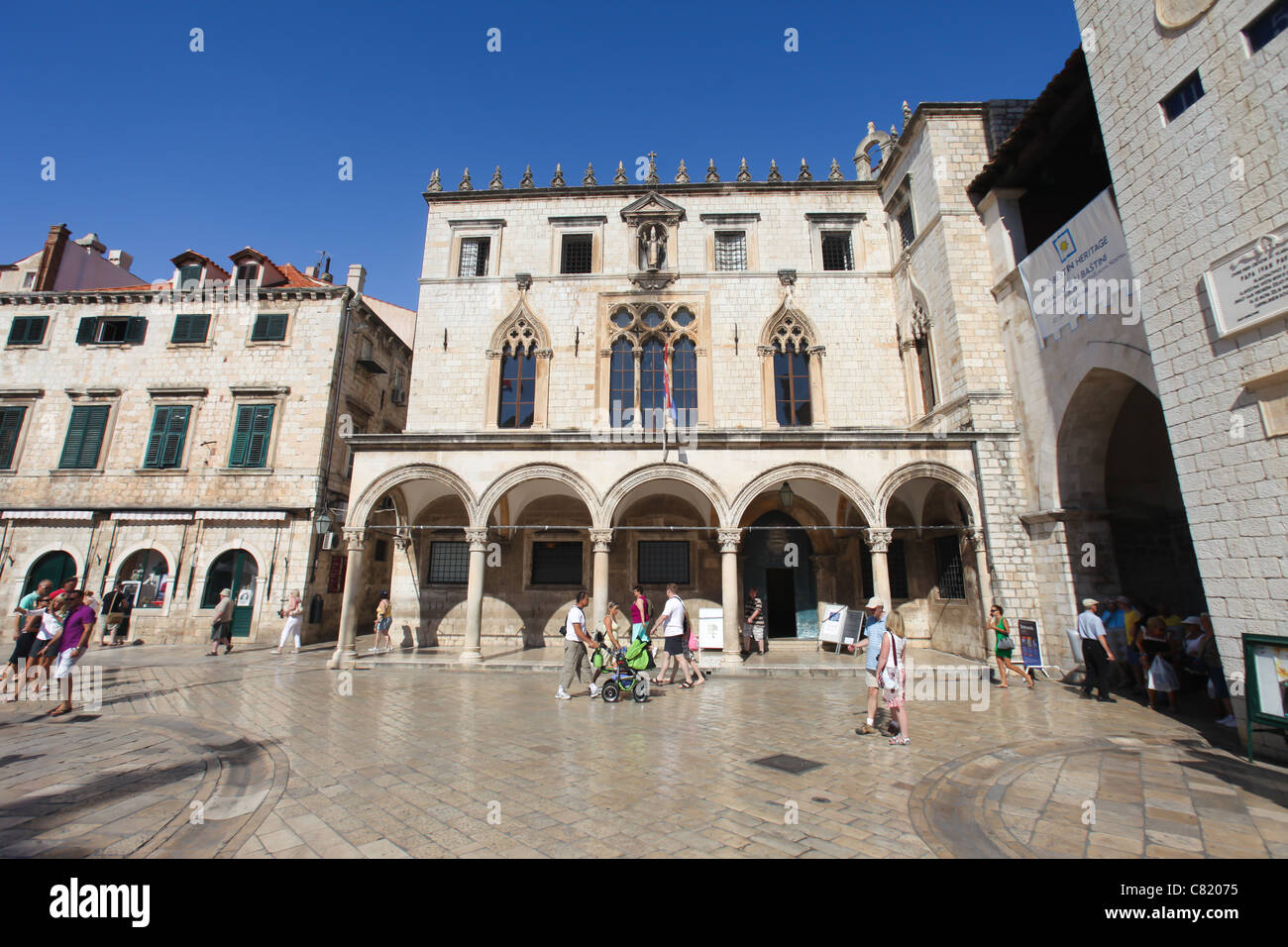 DUBROVNIK - SEPTEMBER 28: Tourists enjoying the old town September 28 ...