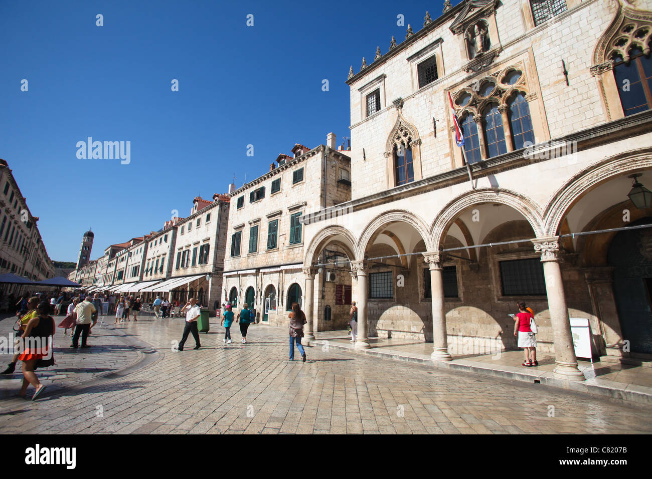DUBROVNIK - SEPTEMBER 28: Tourists enjoying the old town September 28 ...