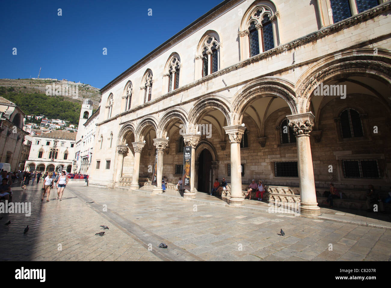 DUBROVNIK - SEPTEMBER 28: Tourists enjoying the old town September 28 ...