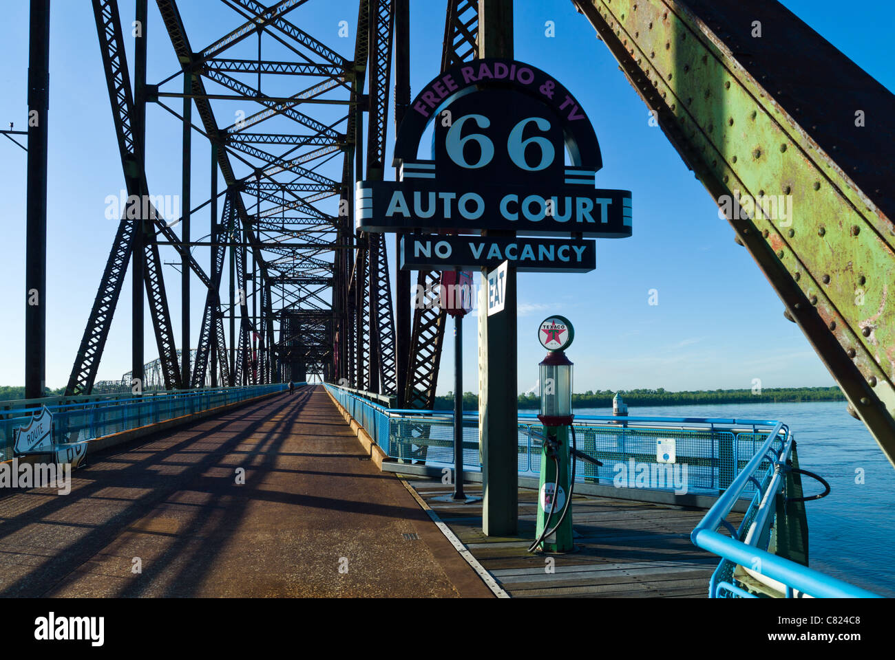 U.S.A. Missouri, St Louis area, Route 66, the old Chain of Roks bridge ...