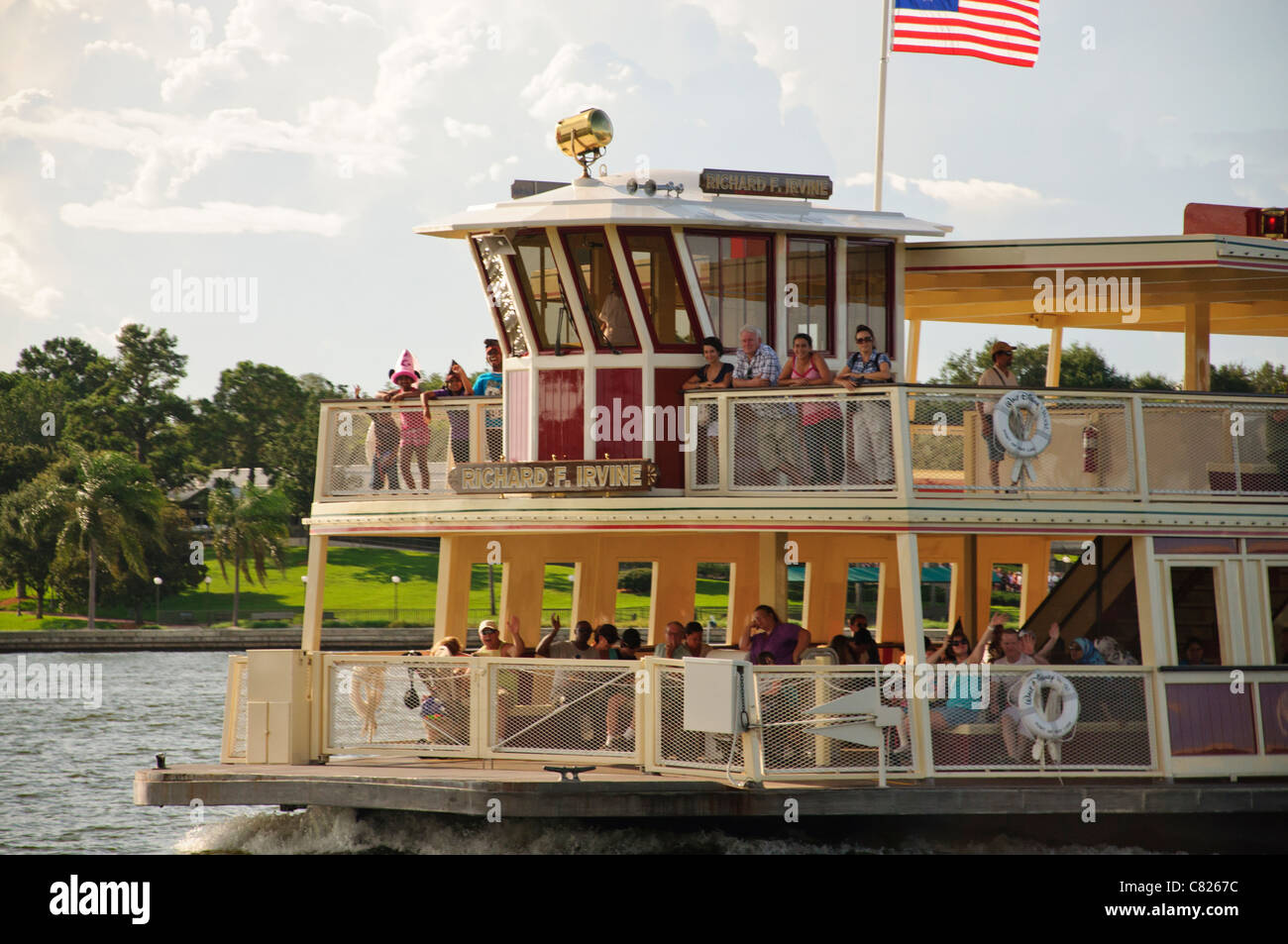 magic kingdom riverboat journey across the lake from the car park to ...