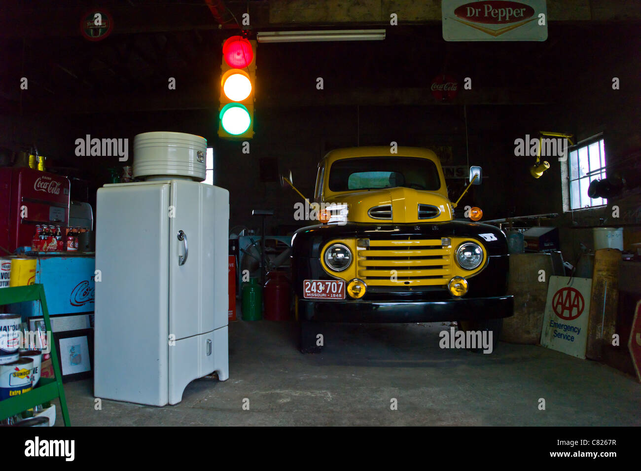 U.S.A. Missouri, Route 66, Halton, an old car in the Sinclair service ...