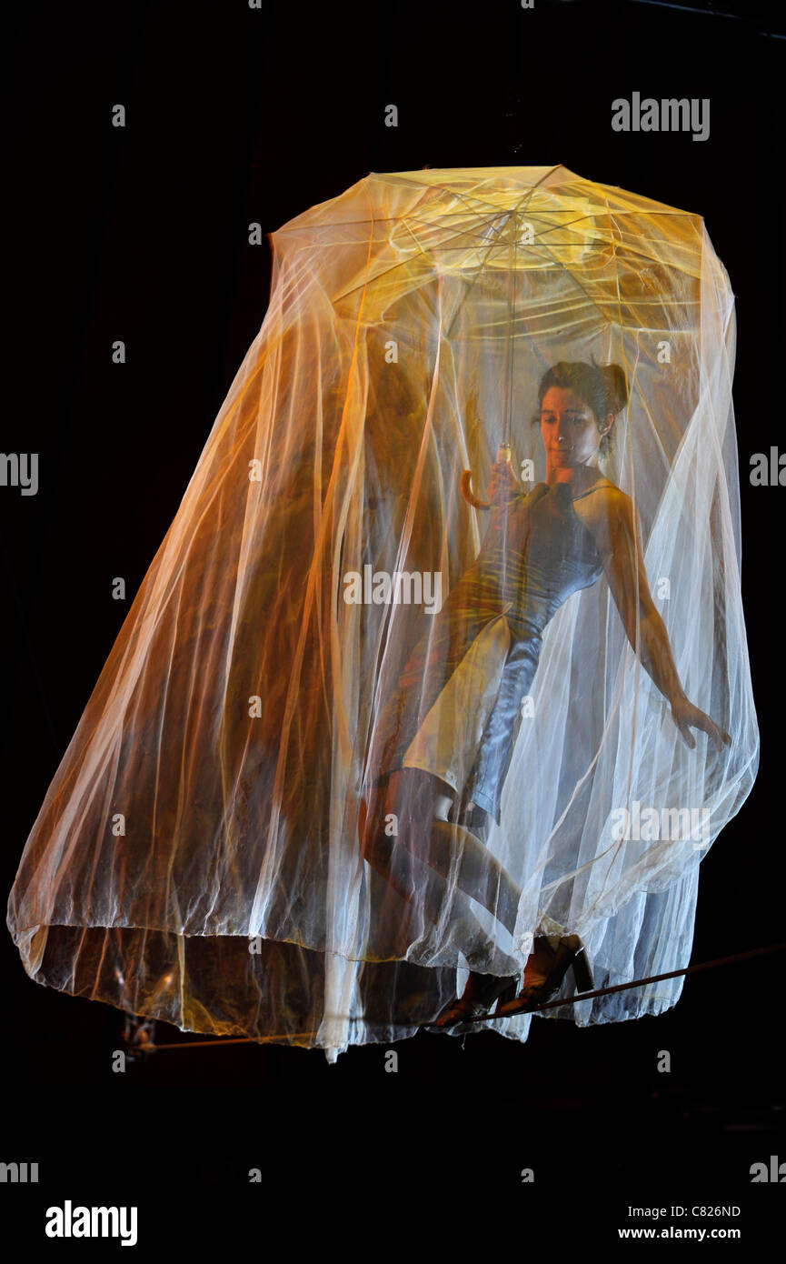 Tightrope dancer hi-res stock photography and images - Alamy