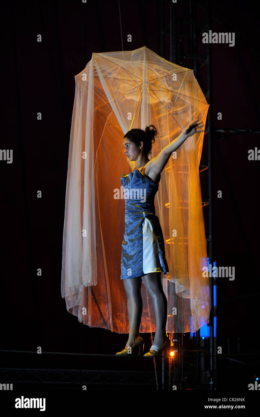 Tightrope dancer hi-res stock photography and images - Alamy