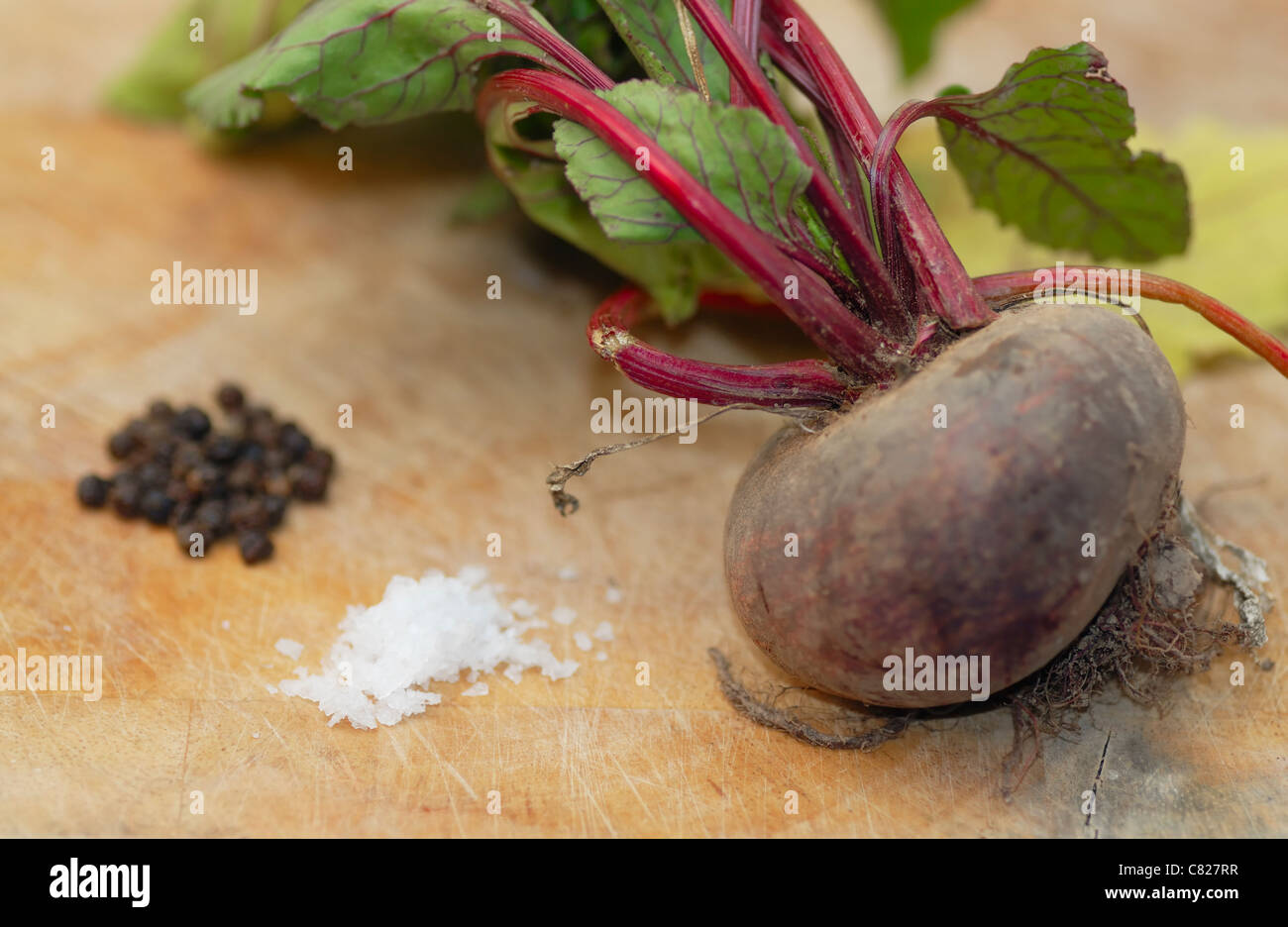Freshly harvested beetroot on chopping board with salt and pepper Stock ...