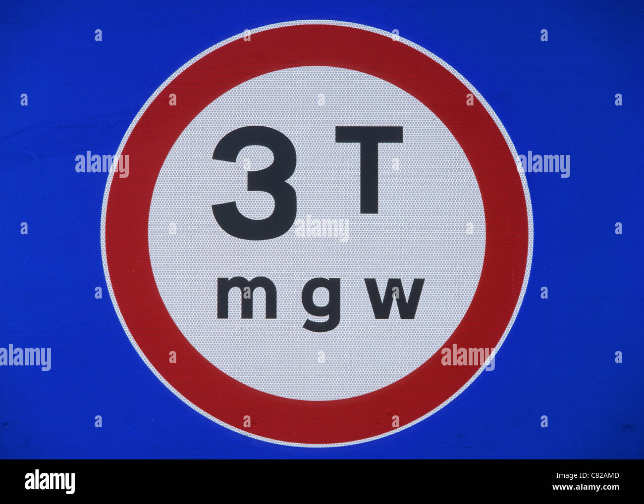weight limit restriction warning sign of 3 tons for lorrys on road ...