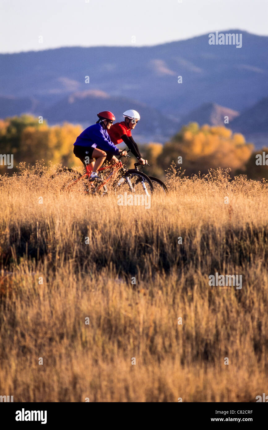Couple mountain biking in Fall Stock Photo - Alamy