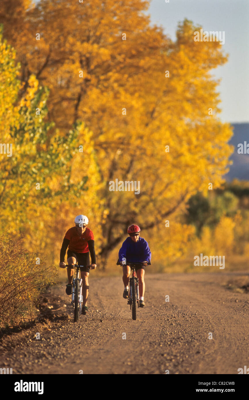 Couple mountain biking in Fall Stock Photo - Alamy