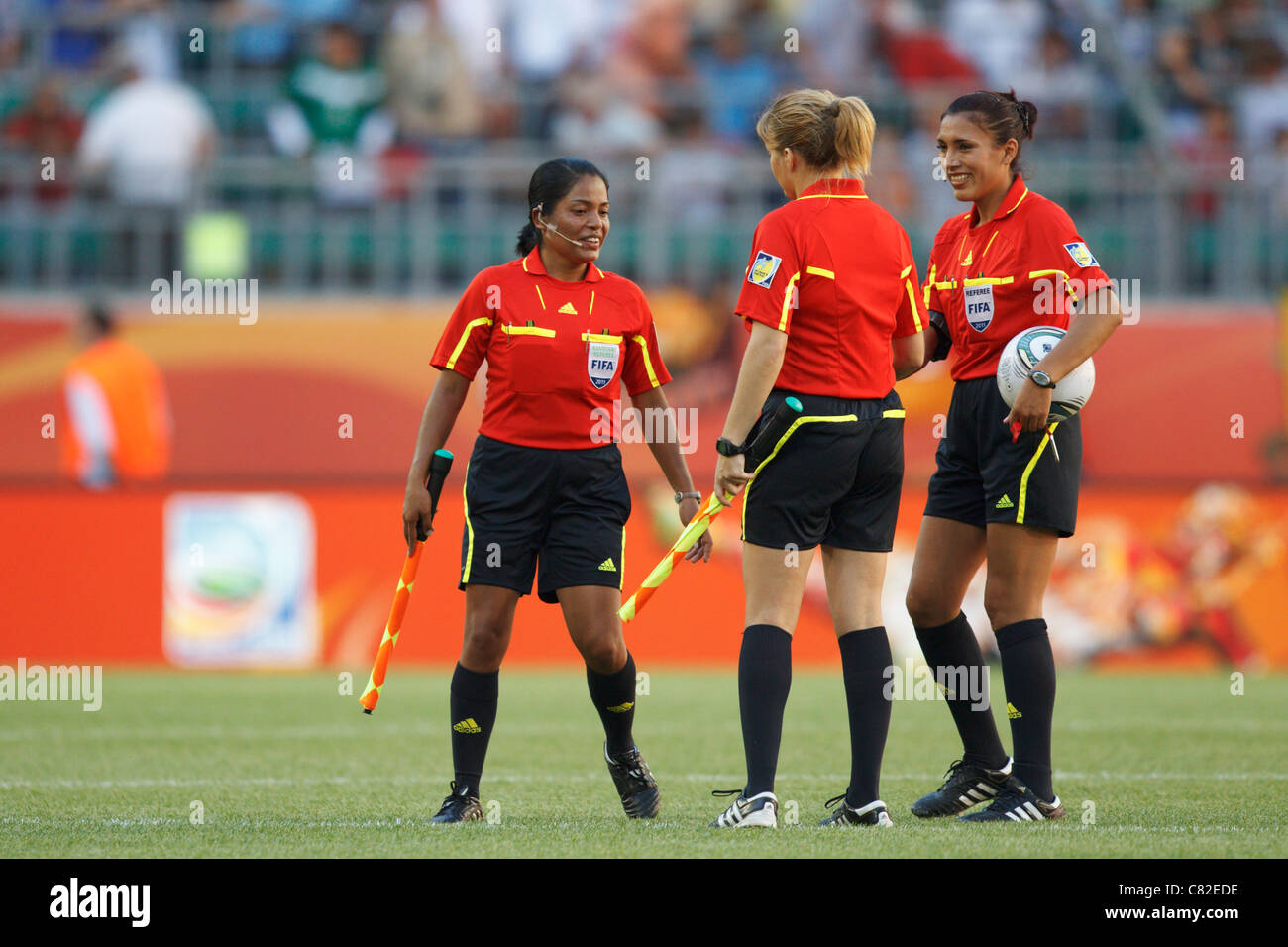 Referee linesmen hi-res stock photography and images - Alamy