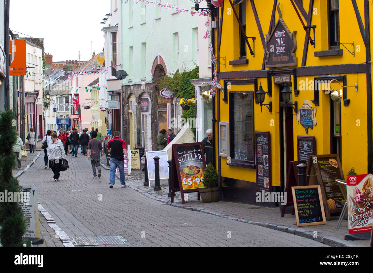 Shops of tenby hi-res stock photography and images - Alamy