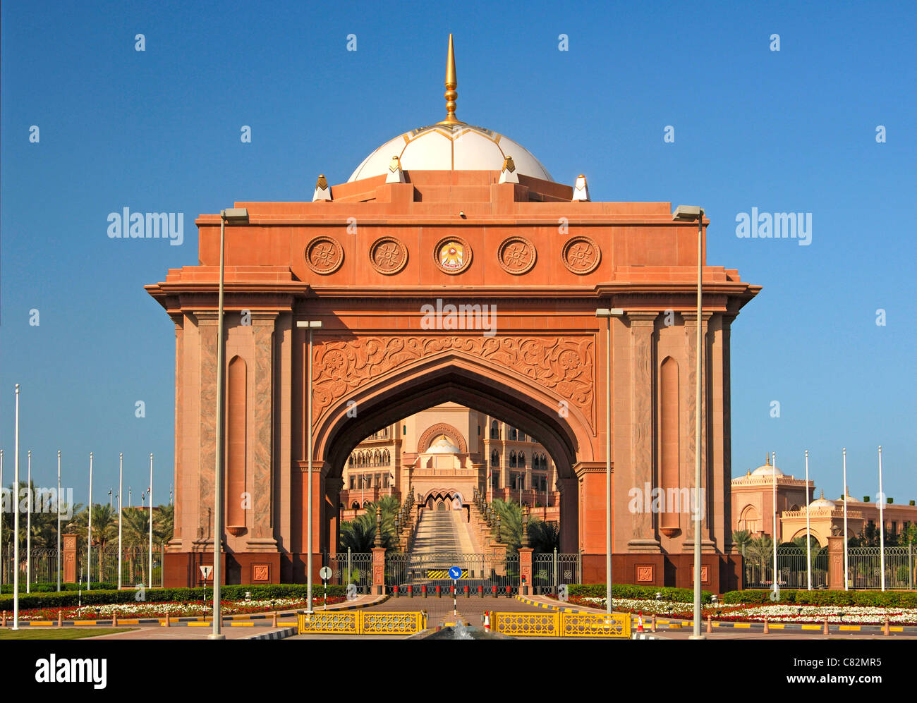 Triumph arch at the entrance to the Emirates Palace Hotel, Abu Dhabi ...