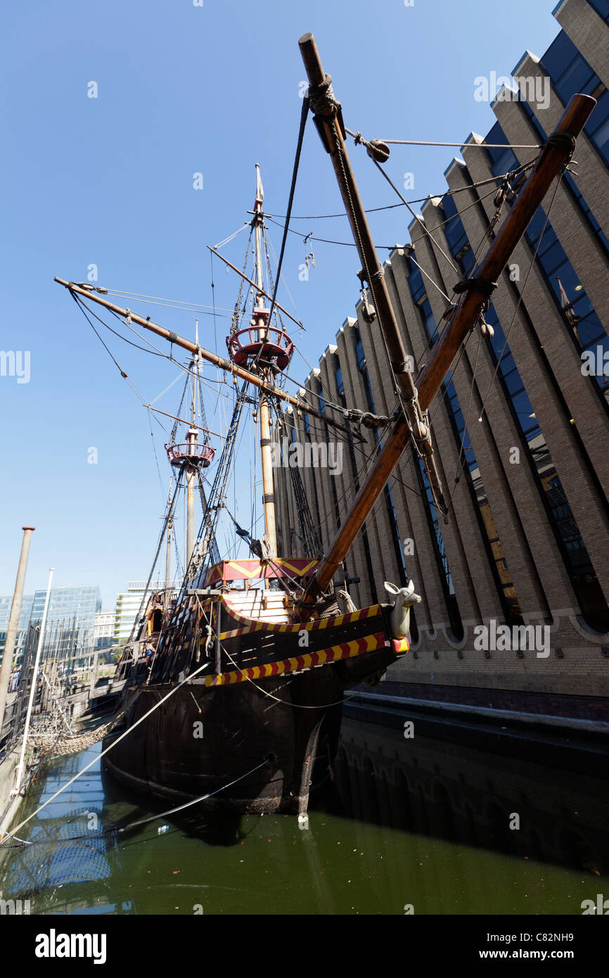 Elizabethan galleon hi-res stock photography and images - Alamy