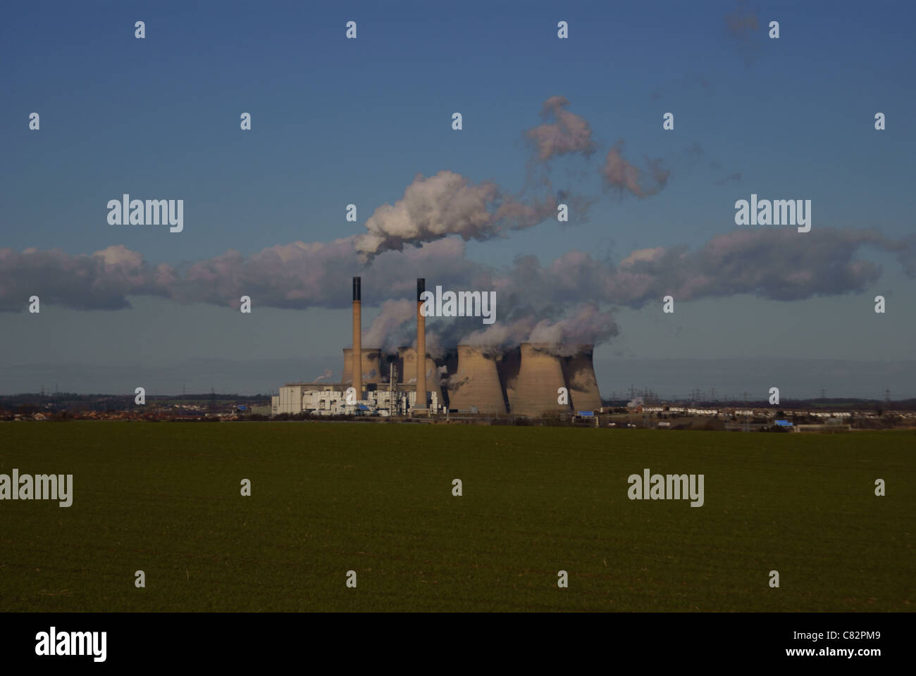 Ferrybridge power station chimneys hi-res stock photography and images ...