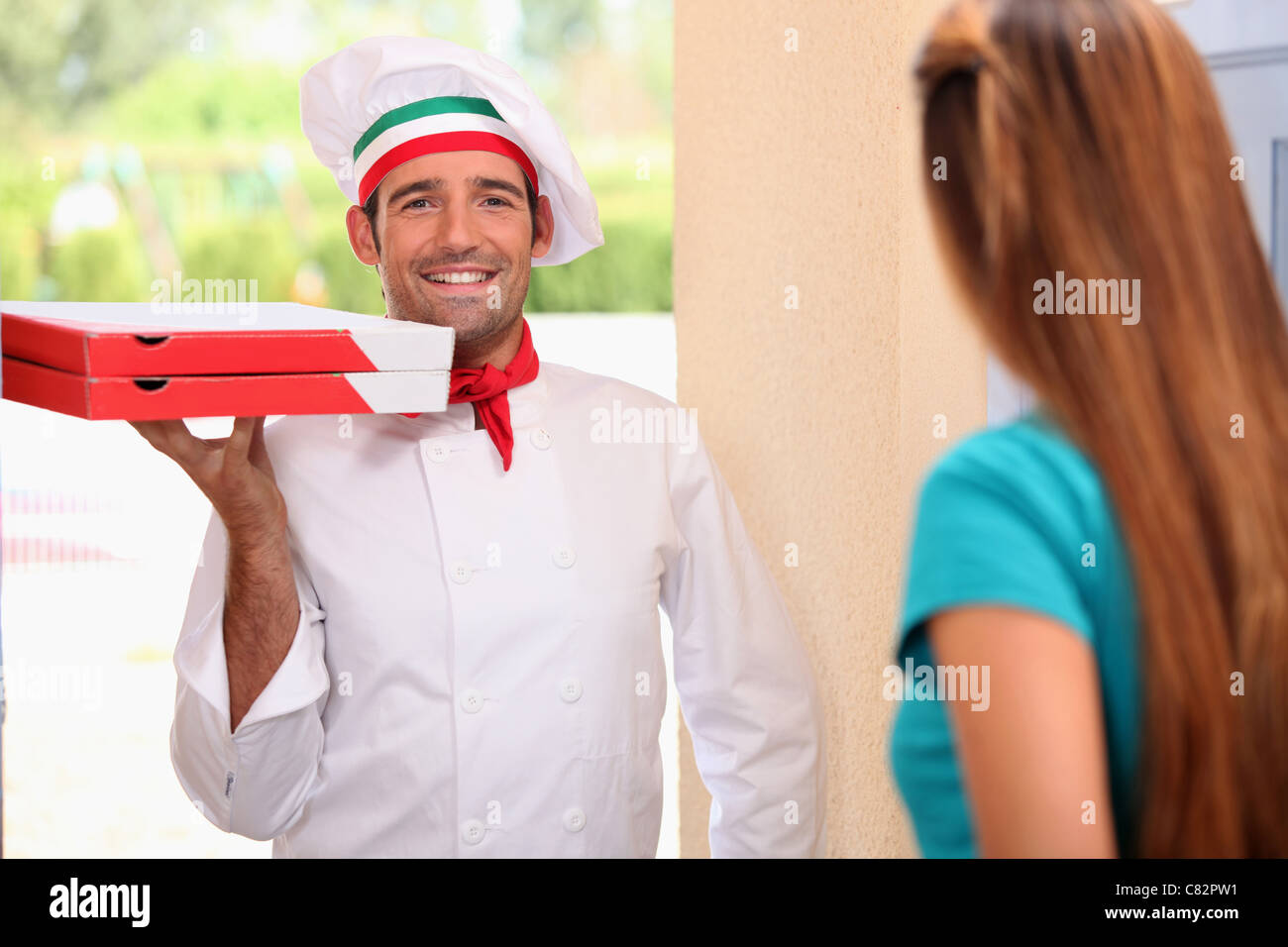 Italian chef bringing pizzas Stock Photo - Alamy