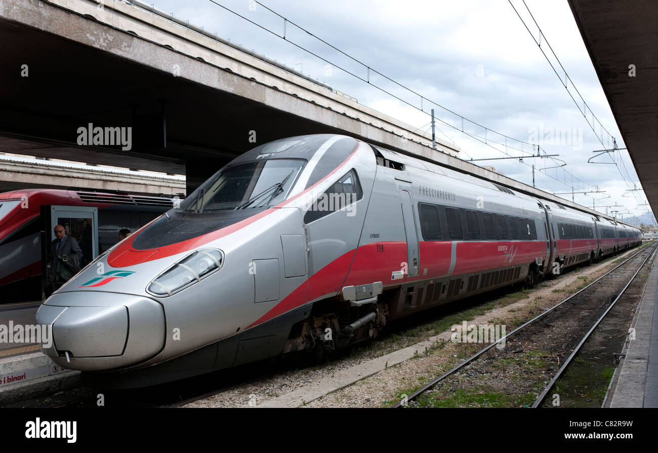 Eurostar train termini station rome hi-res stock photography and images ...
