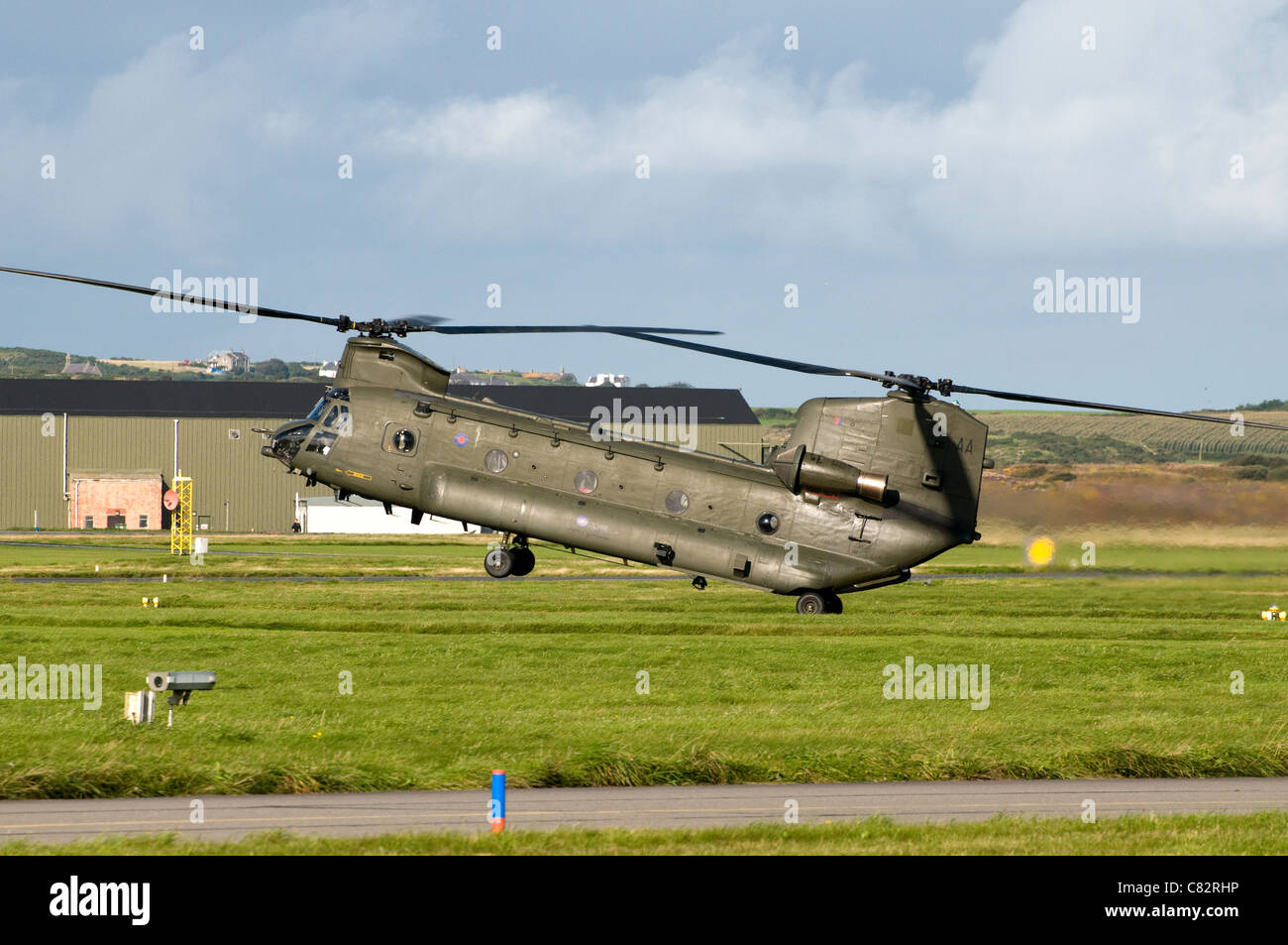 Uk chinook helicopter hi-res stock photography and images - Alamy