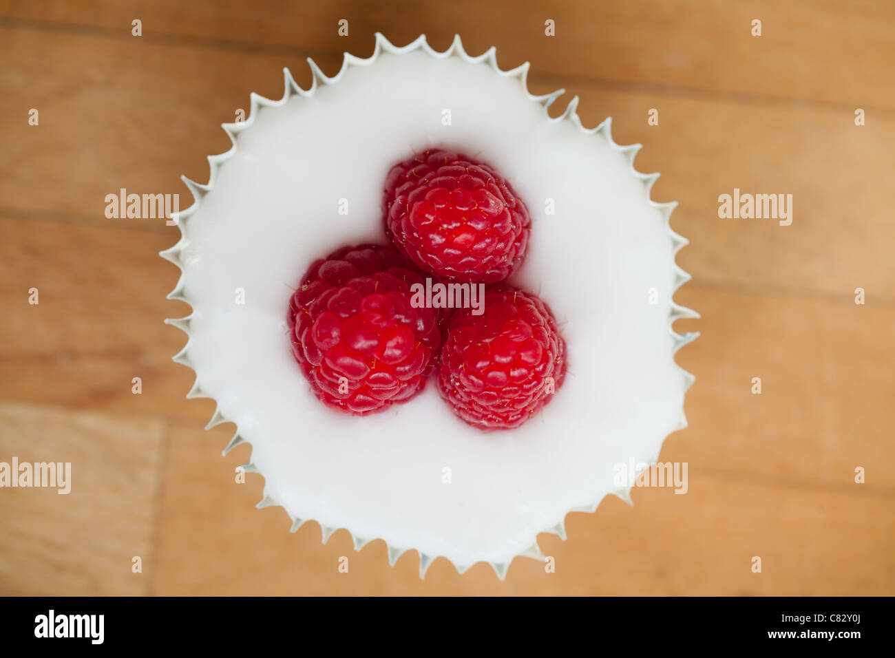 Cake white icing hi-res stock photography and images - Alamy