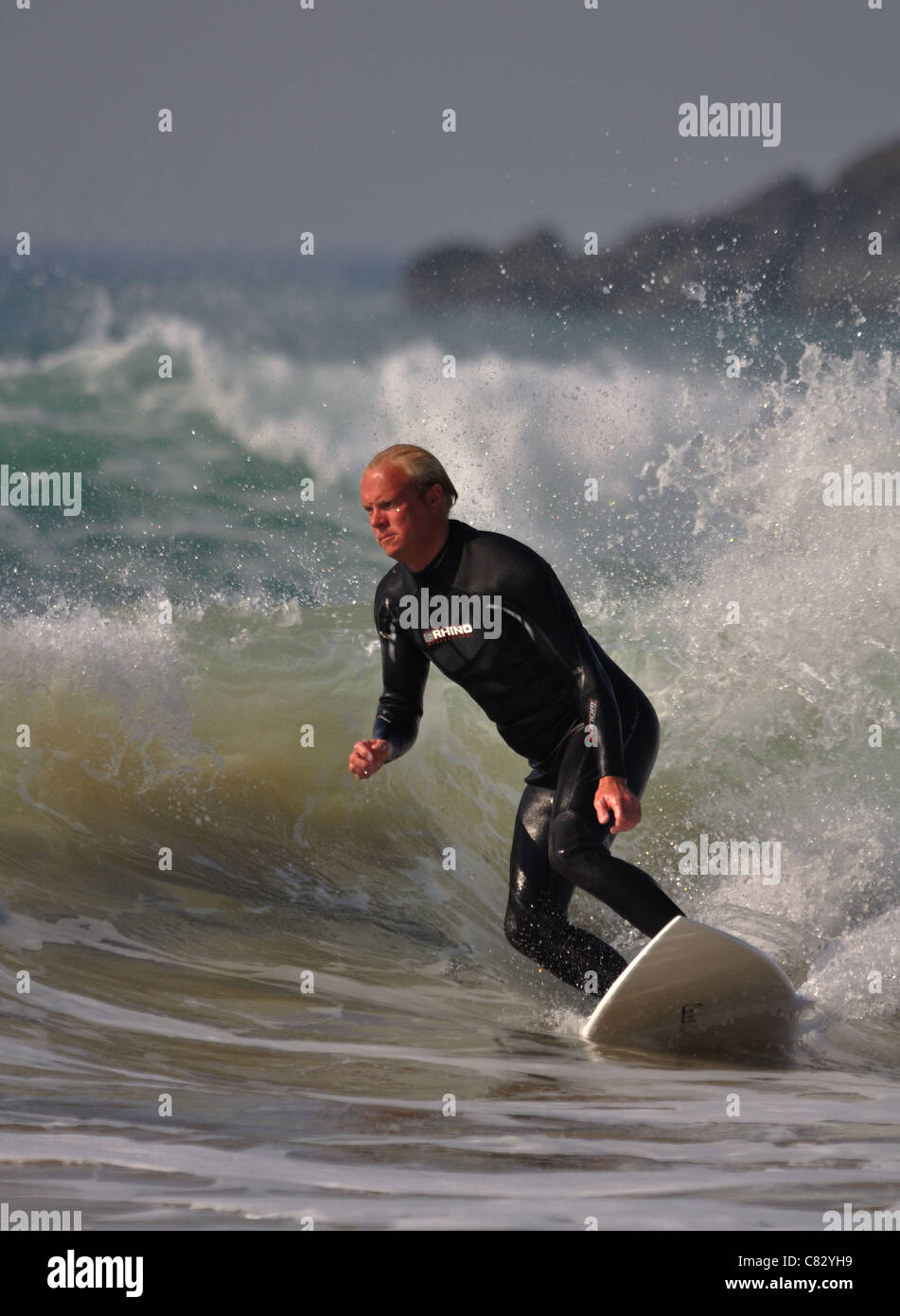 A single male surfer riding a wave Stock Photo - Alamy