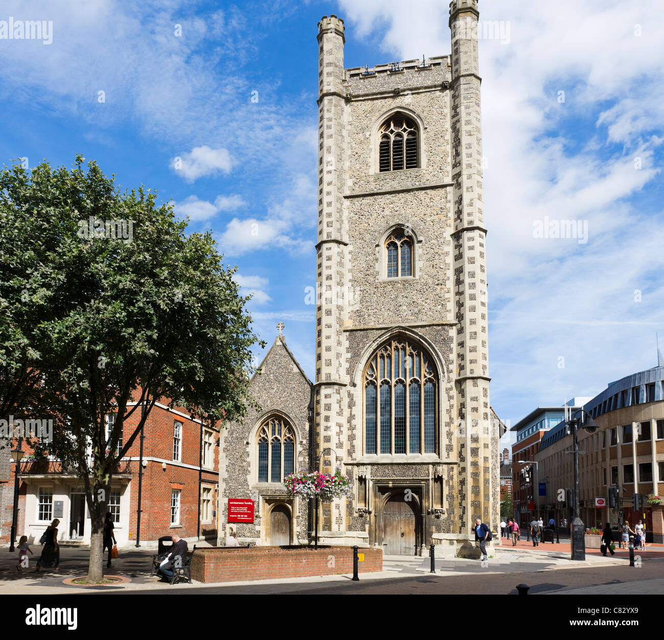 St Laurence's Church in the city centre, Reading, Berkshire, England ...