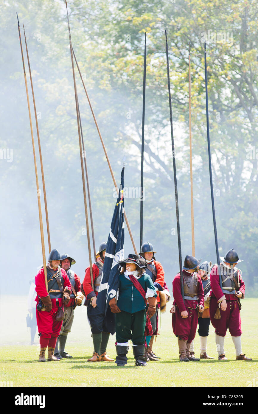 English civil war pikeman hi-res stock photography and images - Alamy