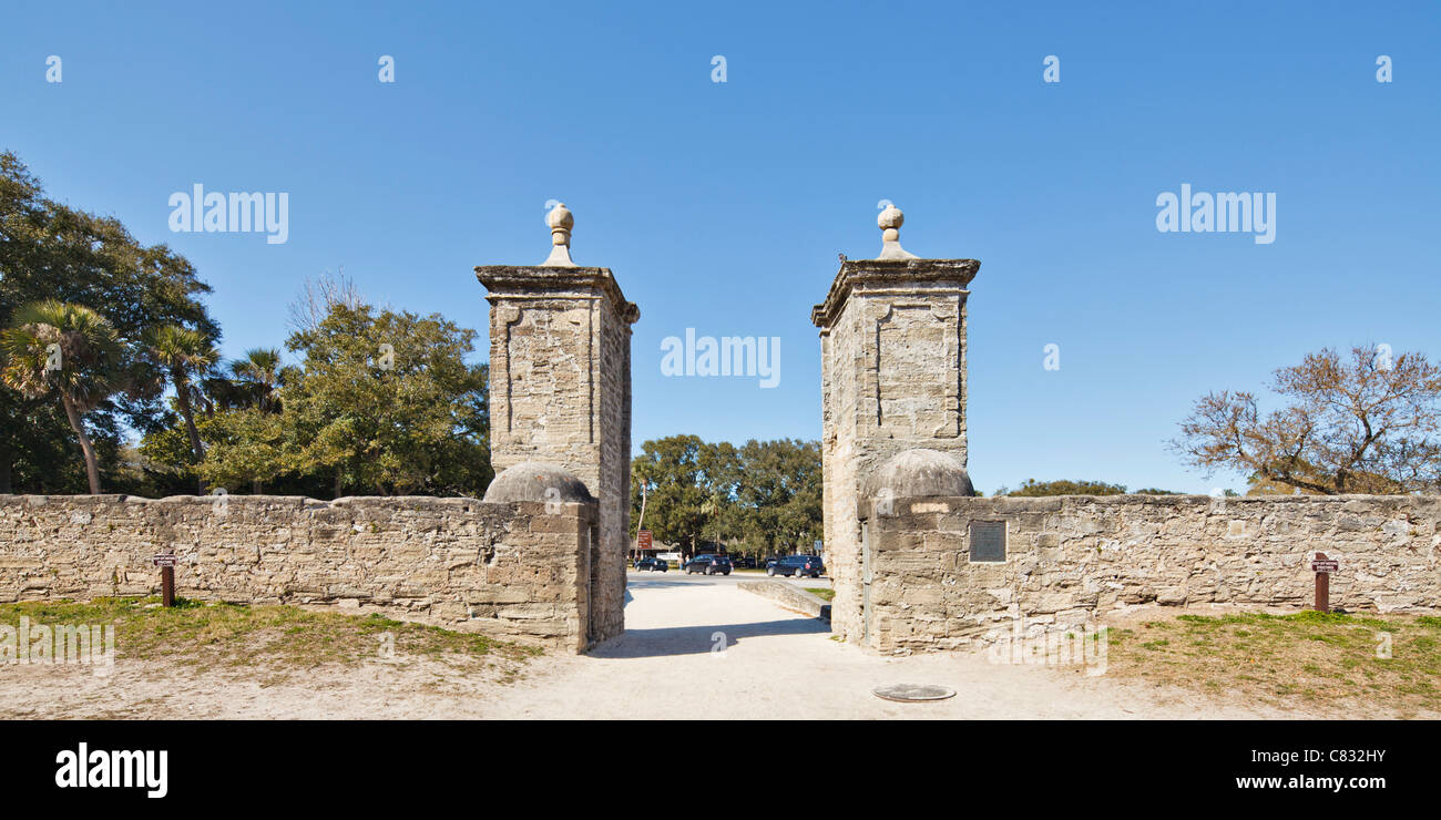 City gate pillars hi-res stock photography and images - Alamy