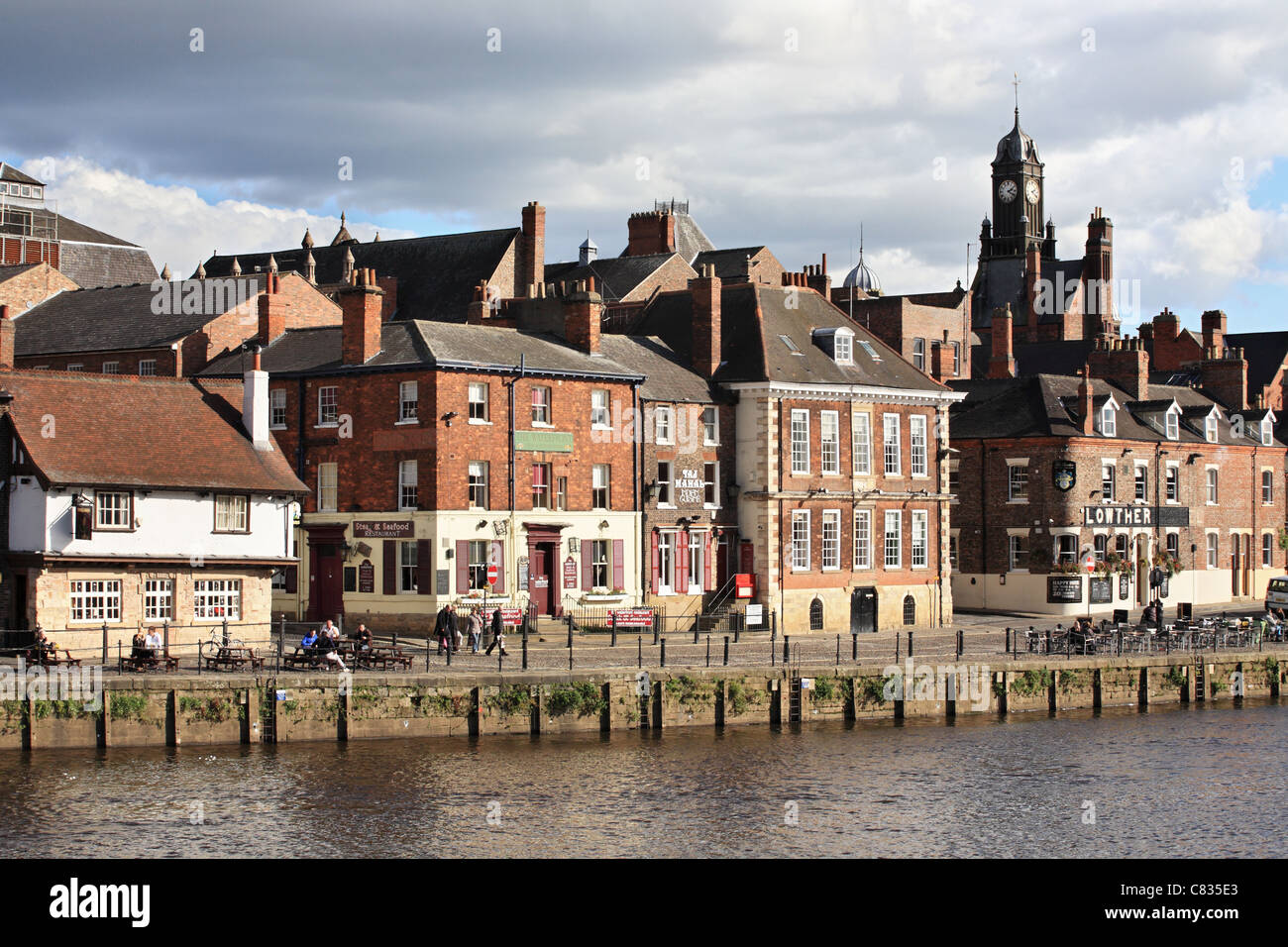 Pubs along the river hi-res stock photography and images - Alamy