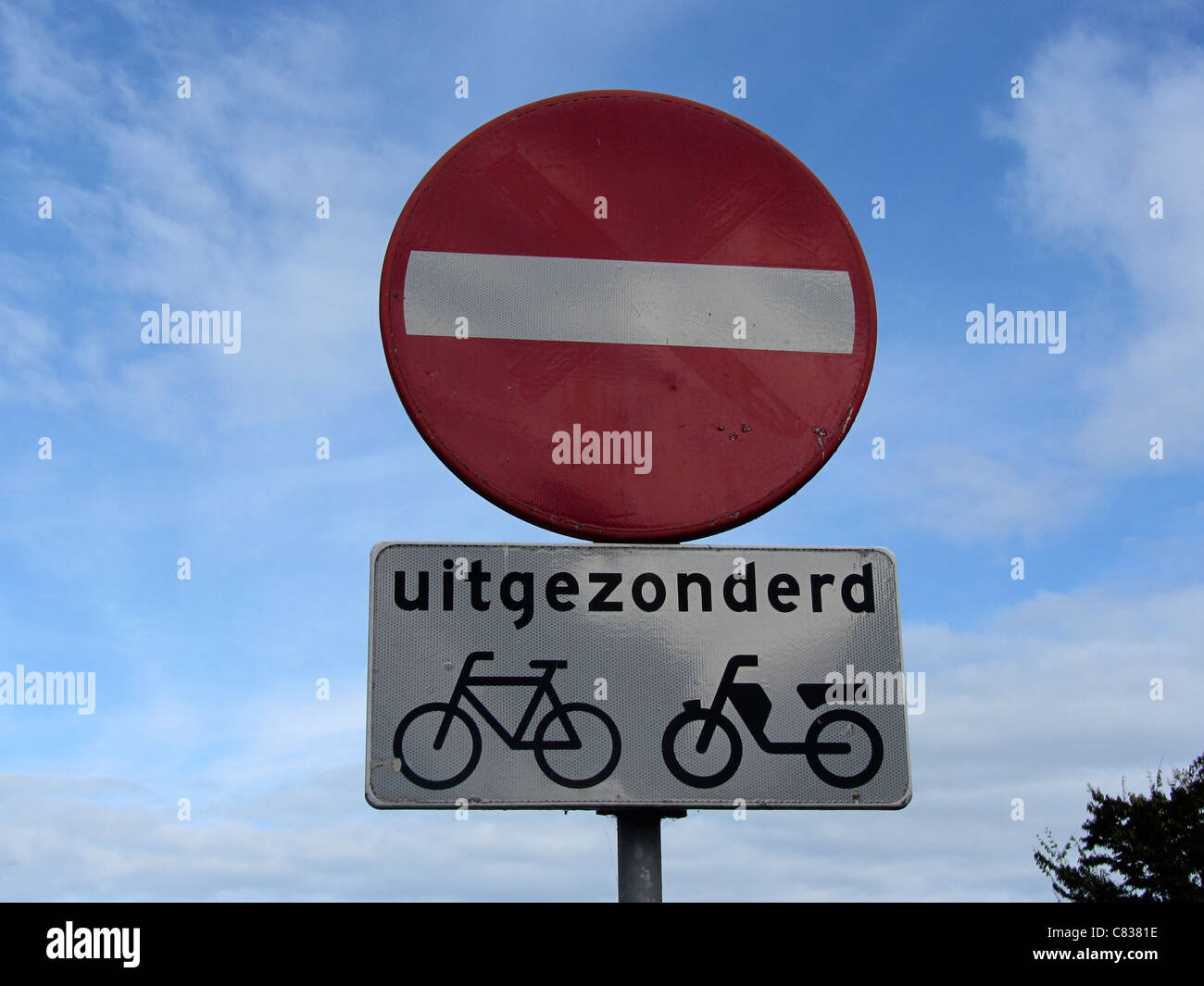 One way traffic sign bicycle hi-res stock photography and images - Alamy