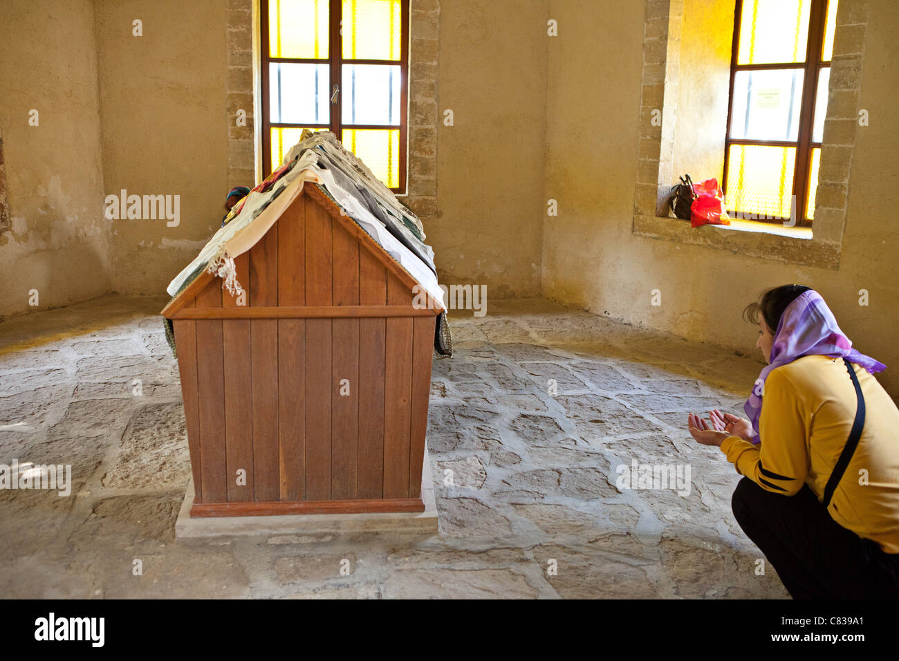 Muslim woman praying at the tomb of Sari Saltik, Babadag, Romania Stock ...