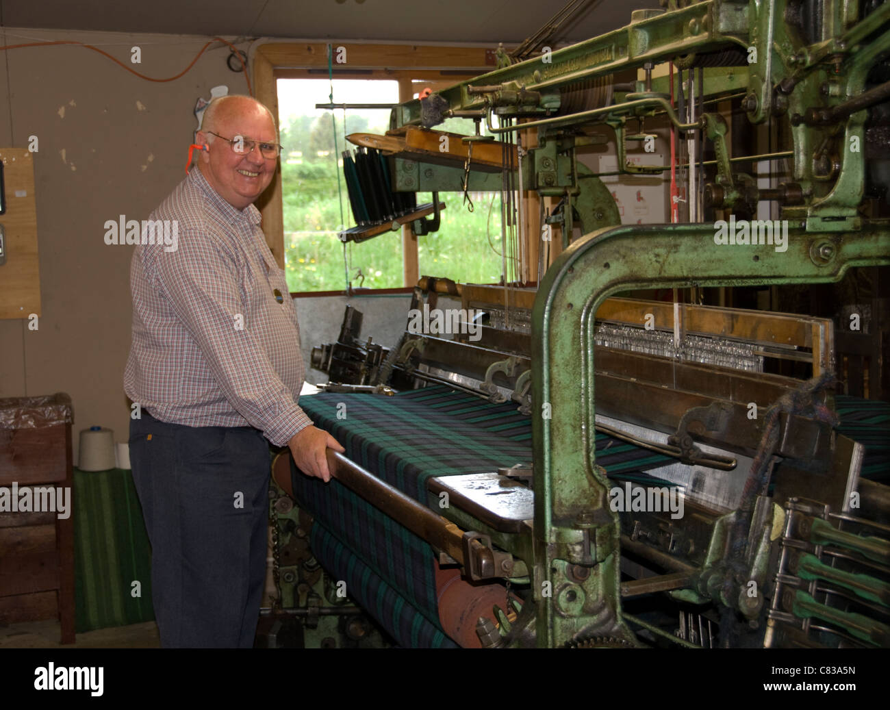 Weaving wool scotland hi-res stock photography and images - Alamy
