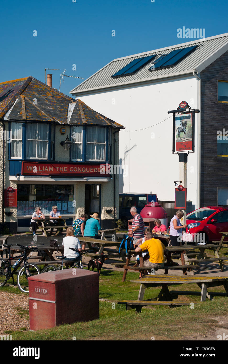 English pub front hi-res stock photography and images - Alamy