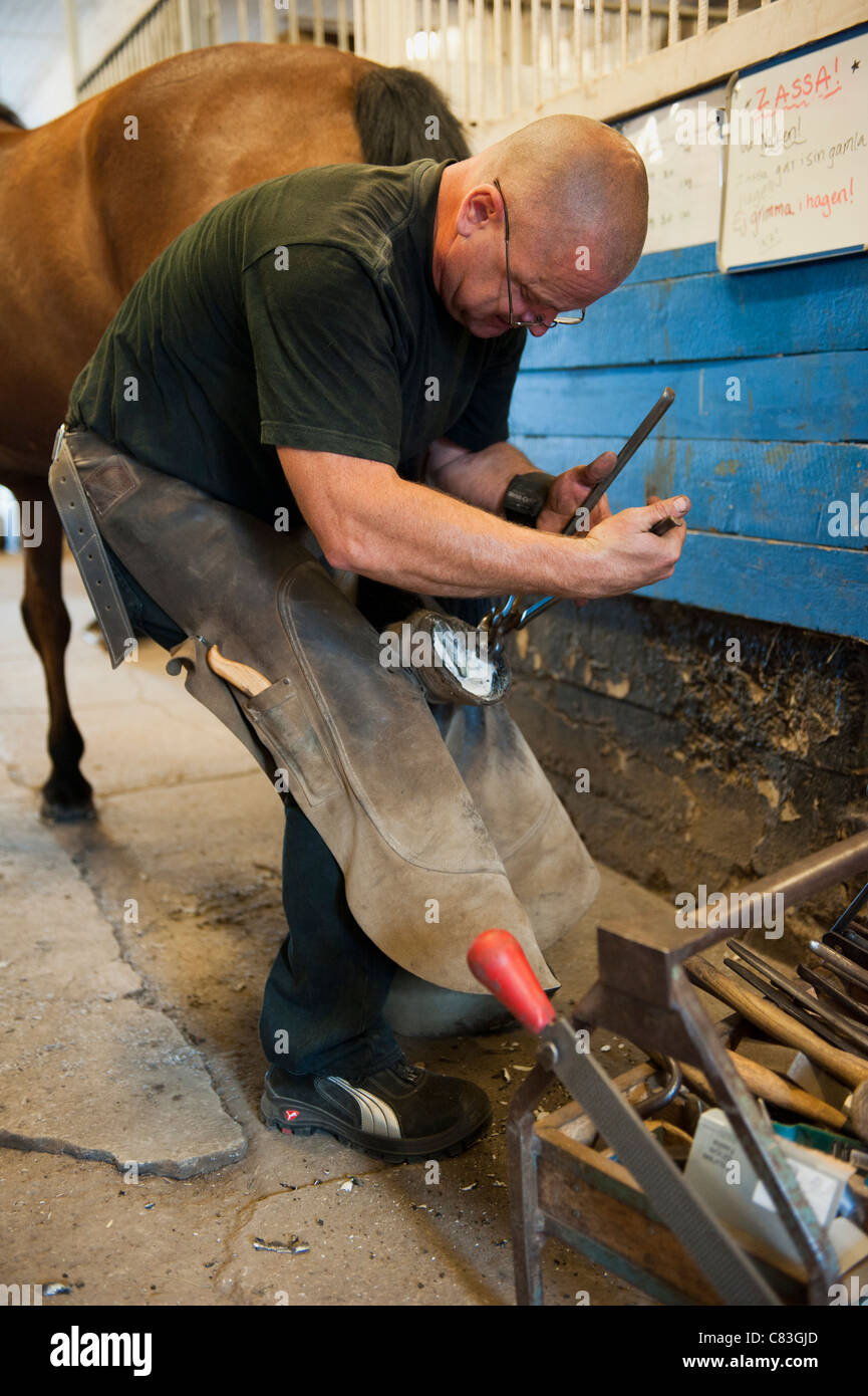 Farrier in action Stock Photo - Alamy