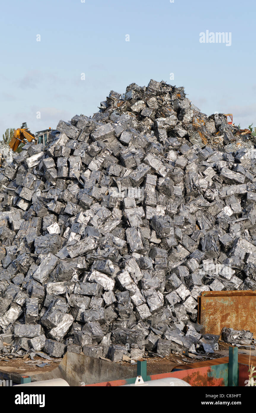 Scrap metal cube hi-res stock photography and images - Alamy