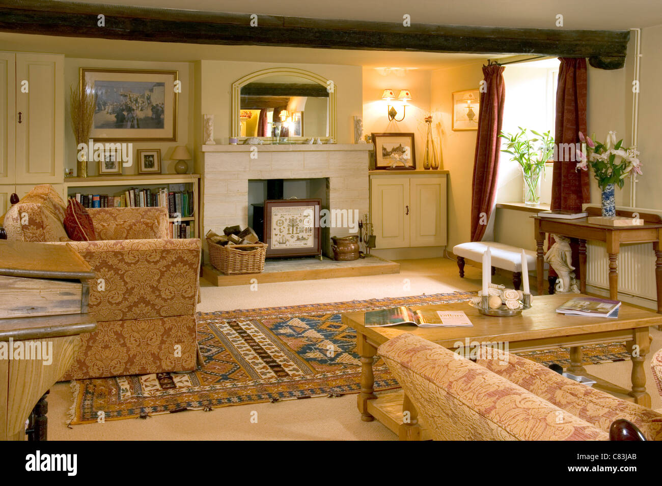 Cosy traditional sitting room Stock Photo - Alamy