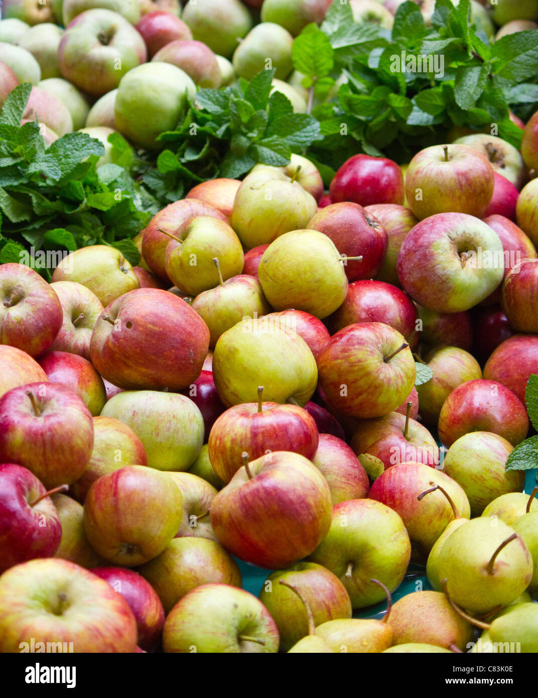 Borough market english apple fruit stall hi-res stock photography and ...