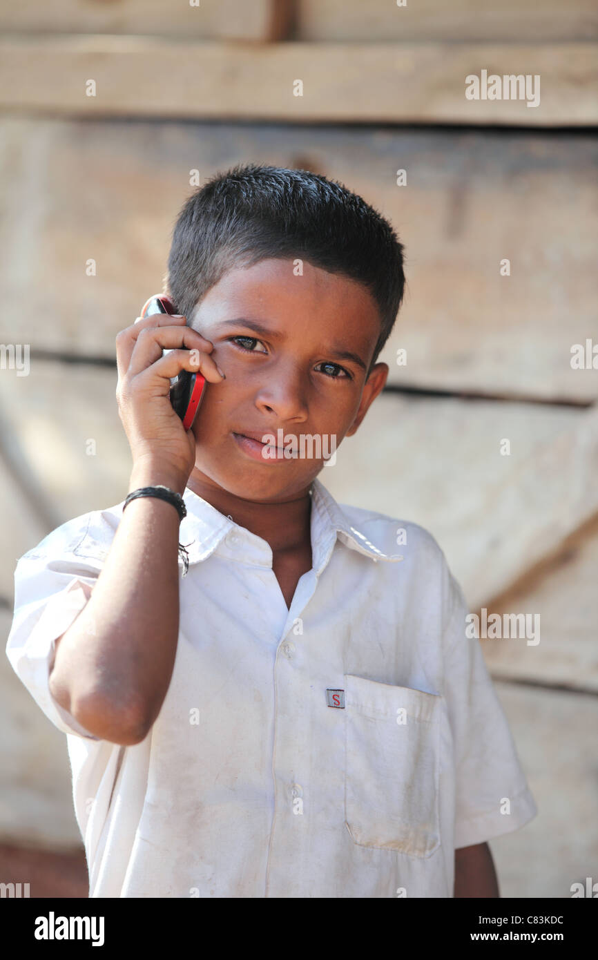 Mobile phone use india hi-res stock photography and images - Alamy