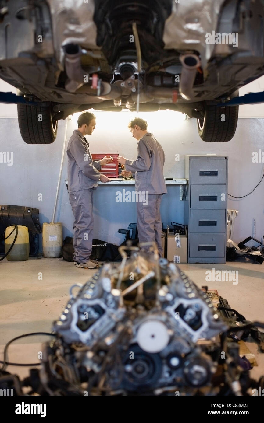 Car service garage desk hi-res stock photography and images - Alamy