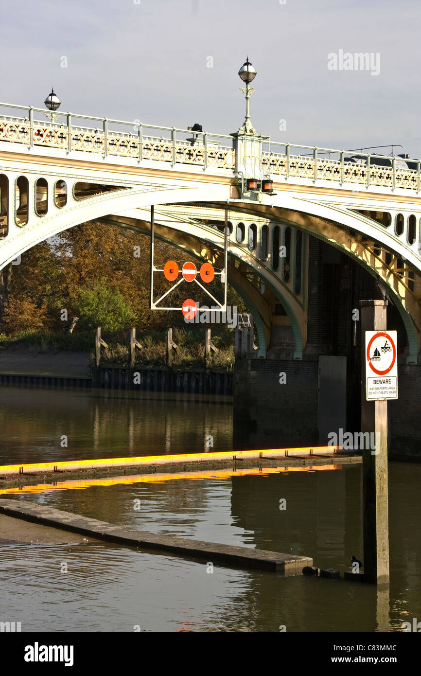 Port of london authority symbol hi-res stock photography and images - Alamy