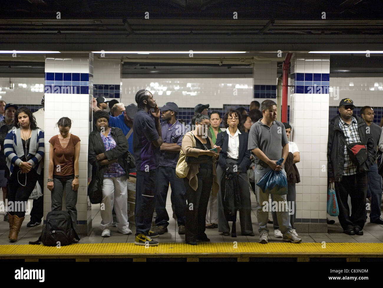 Crowded subway platform, Jay St. Metrotech stop on the A line, Brooklyn ...