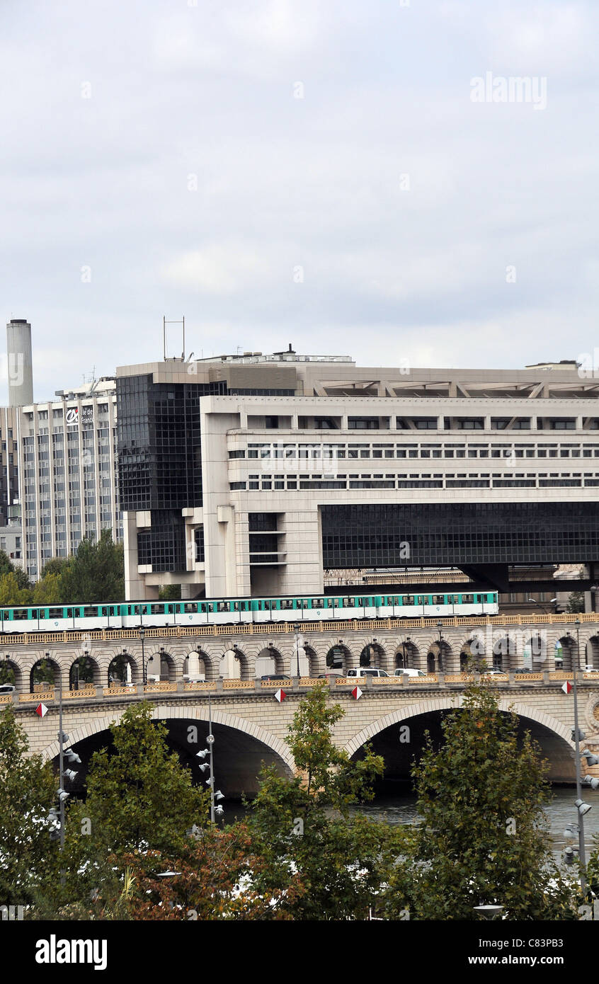 Metro on Bercy bridge Paris France Stock Photo - Alamy