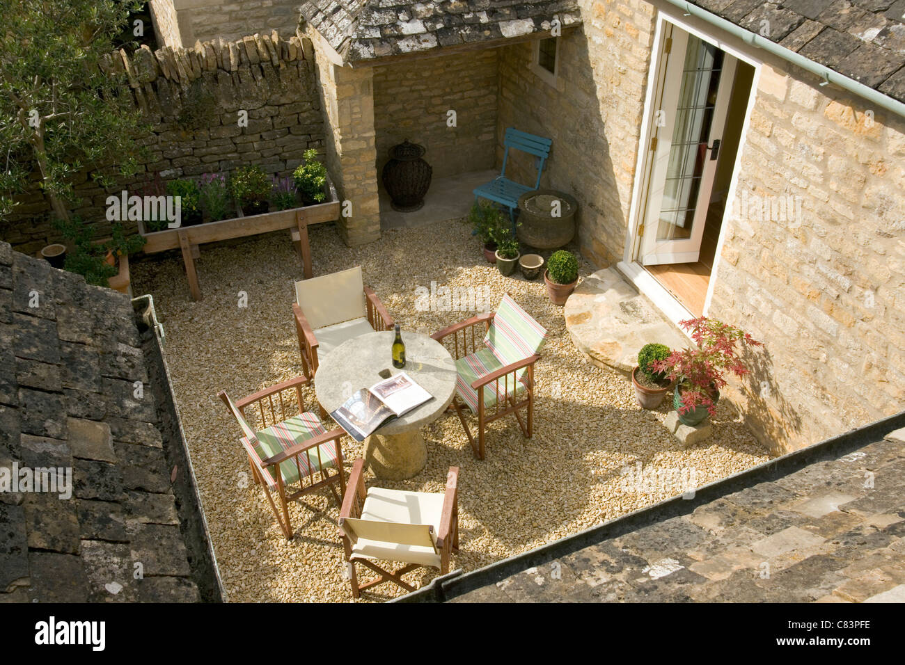 Small garden seating hi-res stock photography and images - Alamy