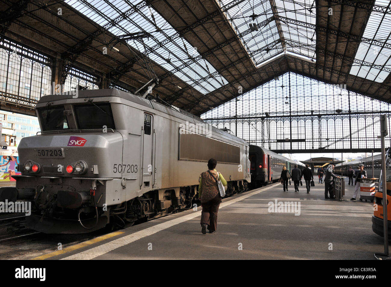 train in Austerlitz railways station Paris France Stock Photo - Alamy