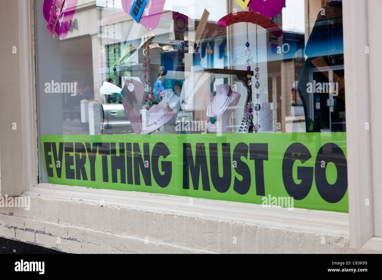 Everything must go sign in a jeweller;s shop window Stock Photo - Alamy